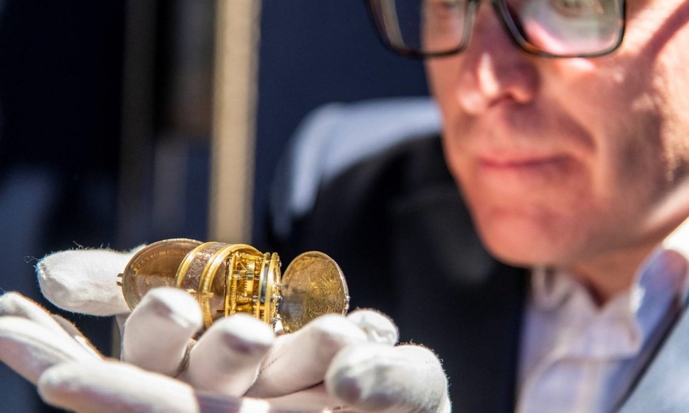 Watchmaker Roger W Smith visits Bonhams Clock & Watch Exhibition ...